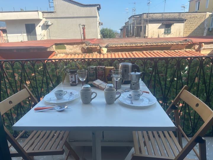 Cozy Apartment With Private Balcony & Easy Parking - Casoria