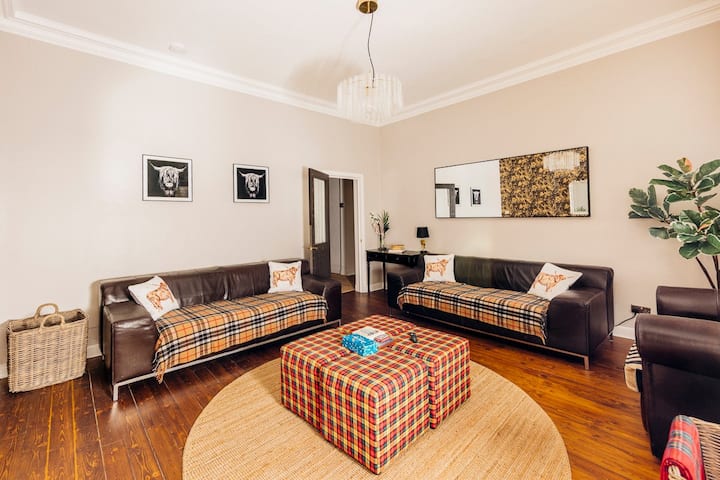 The Turret Apt.  Cockburn St (Sleeps 6) 3 Bedroom - Edinburgh, UK