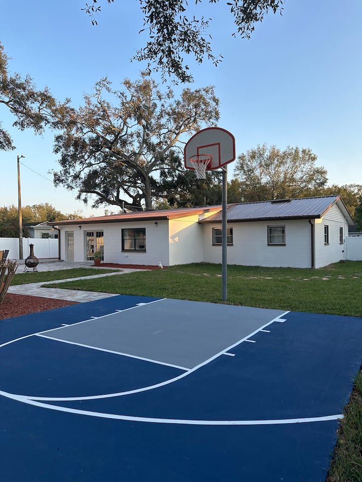 Poolside Paradise With Basketball Court - Temple Terrace, FL