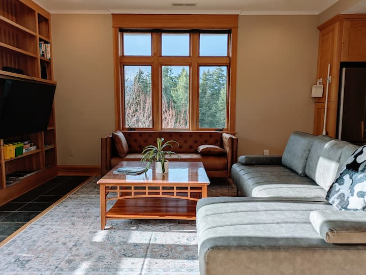 White Salmon Joyful Stays With An Elevator - White Salmon, WA