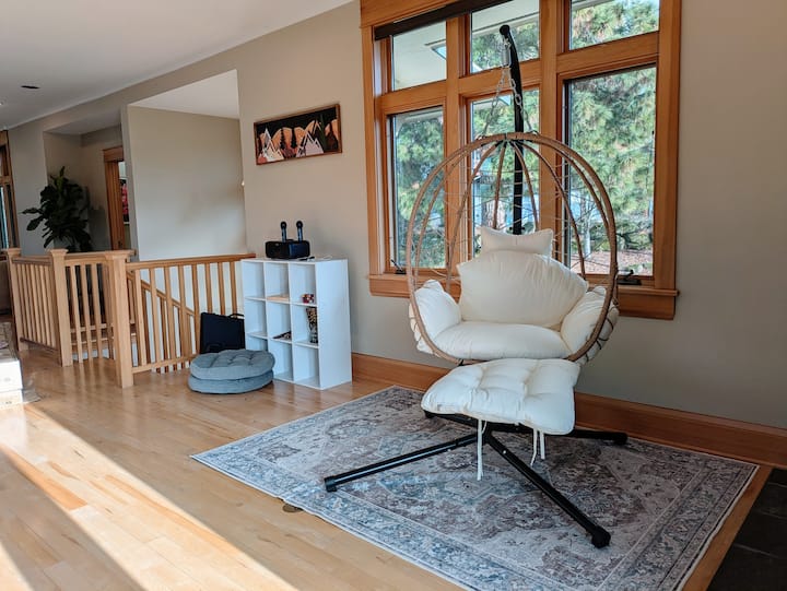 White Salmon Joyful Stays With An Elevator - White Salmon, WA