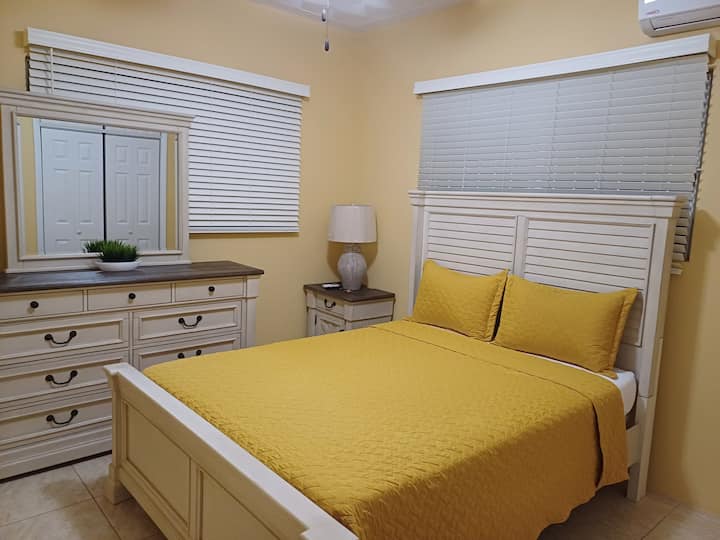 Gated Relaxing Two Bedroom W/ Pool - 나사우