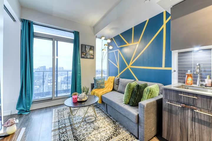 Polished 2br Near City Transit And Massey Hall - Toronto