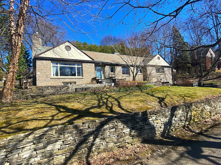 Storybook Stay - Charming Stone Home Near It All - Syracuse University, Syracuse