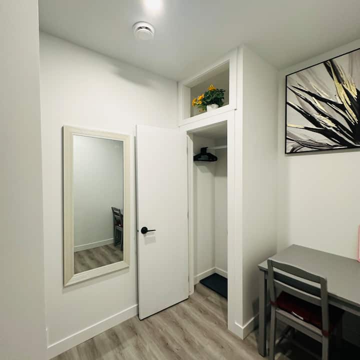 Modern Apartment Suite Near West Edmonton Mall - St. Albert
