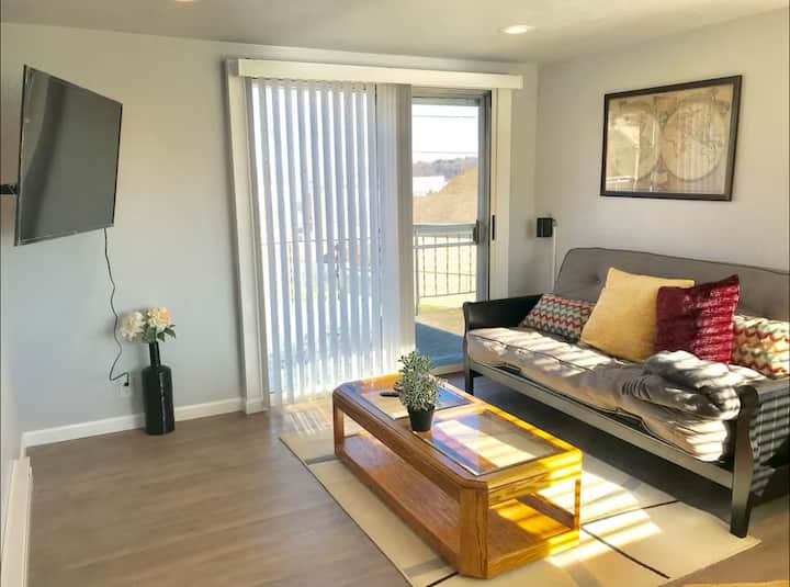 Bright & Airy 2br, 2ba Minimalist Getaway - Tukwila, WA