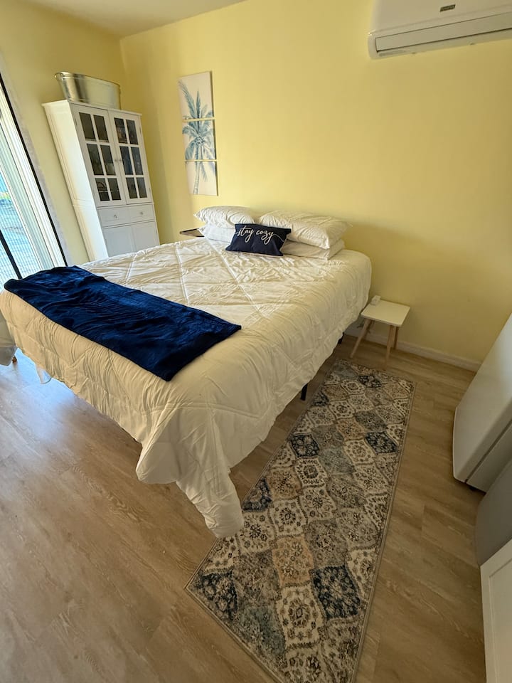 Private Poolside Studio Quiet, Cozy & Pet Friendly - Cape Coral, FL