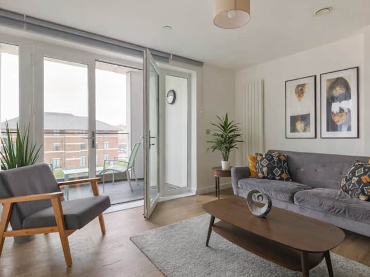 2 Bedroom With Gym, Parking, 2 Min Walk To Train - Hampton