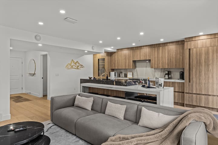 The Royal -3 Br/2 Bath Luxurious Penthouse - Canmore