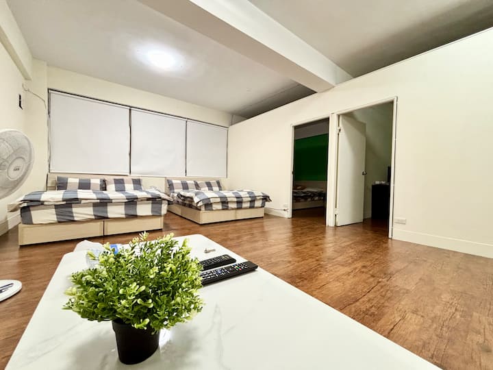 台北 西門町(4~12人房)整層大空間/可以加床/美食商圈/廚房/洗衣機/鄰近超市、商圈、夜市 - 林口區