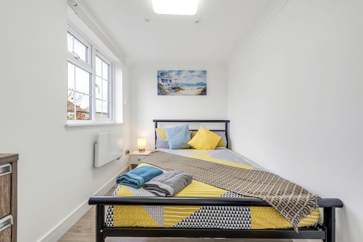 5-bedroom House In Morden, London (Zone 4) - Epsom