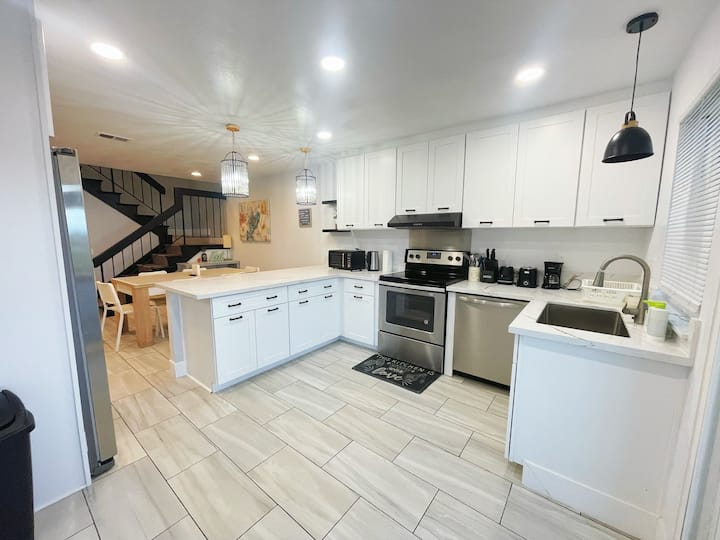 4br/3ba Townhouse With Views - Whittier, CA