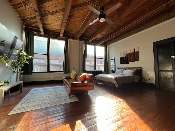 Canada Bridge Loft + View - Detroit, MI