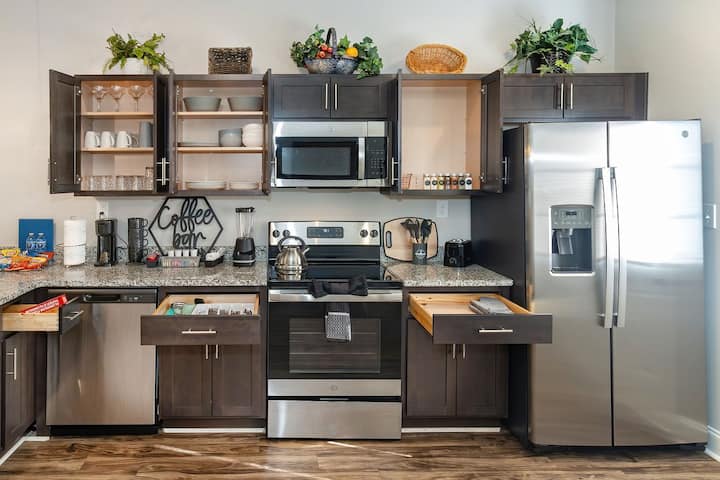Centrally Located 2 Br Townhome - Clarksville, TN