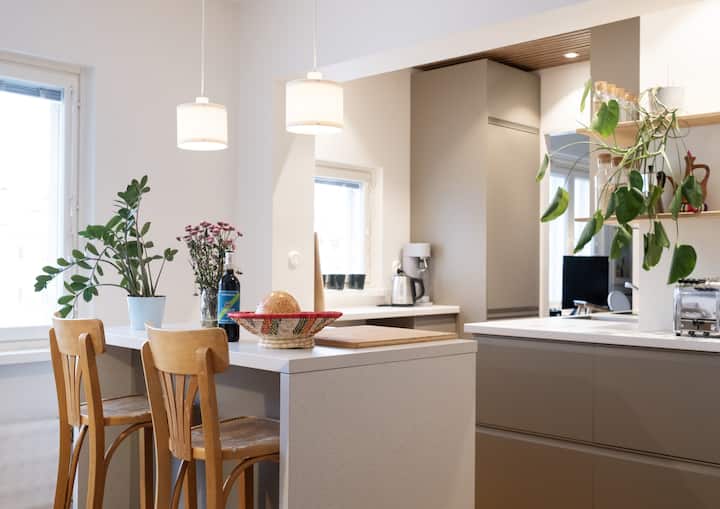 Ylimmän Kerroksen Rauhaisa Kaksio Kallion Ytimessä - Helsinque