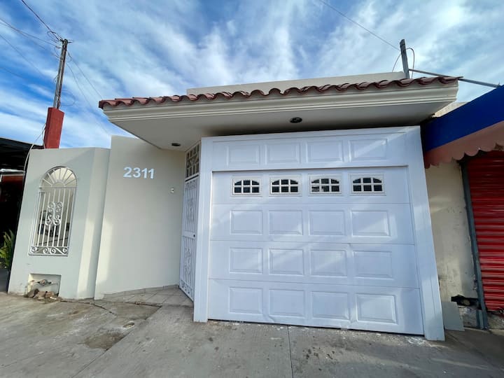 Casa Bonita Y Segura Buena Zona-cerca Plazas Y Mac - Los Mochis