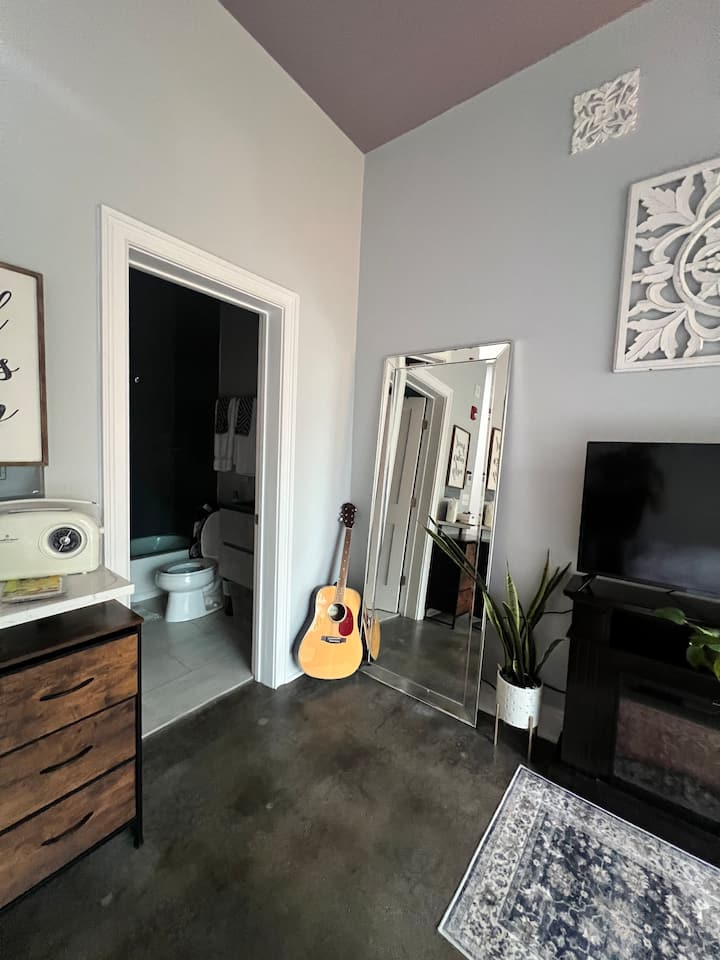 Lovely Bohemian Loft,
Ricport Studio 4, Downtown - Bridgeport, CT