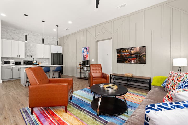 Stylish Home Nr Dt, Alamo, River Walk | Games Wifi - San Antonio, TX
