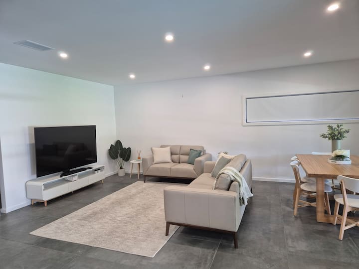 Full House With A Pool - Morisset