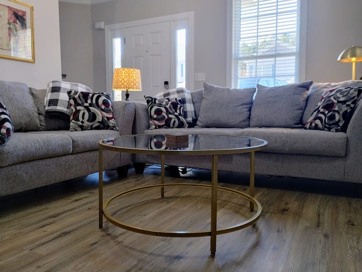 Townhome-king, Near I-20, Tesla Chargers, & Shops! - Lexington, SC