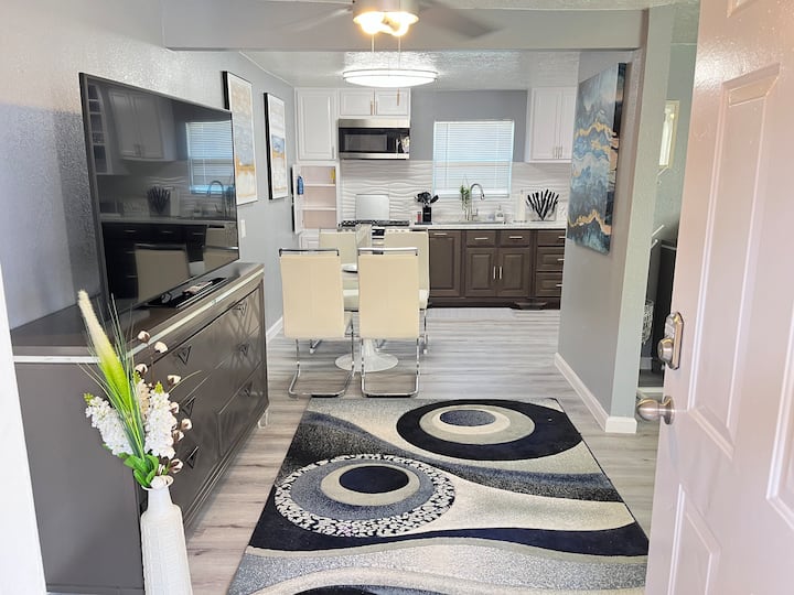 Recently Remodeled Casita- Free Parking - Houston, TX