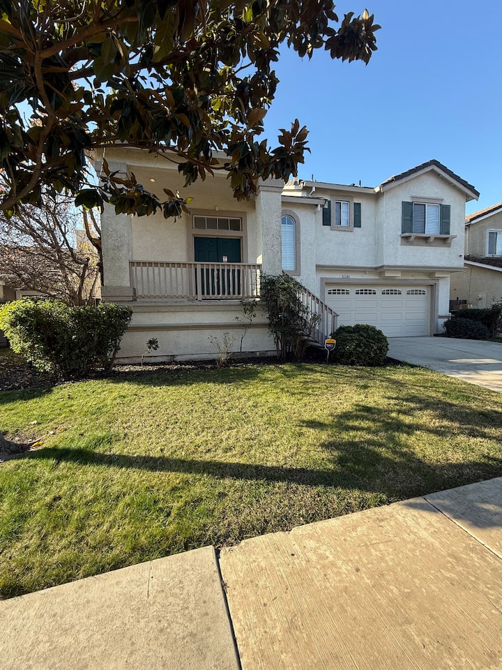 Spacious Waterfront Home For Groups - Stockton, CA
