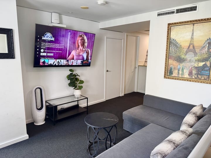 Modern 3br Apartment Near Tram & Ocean W/ Parking - Surfers Paradise
