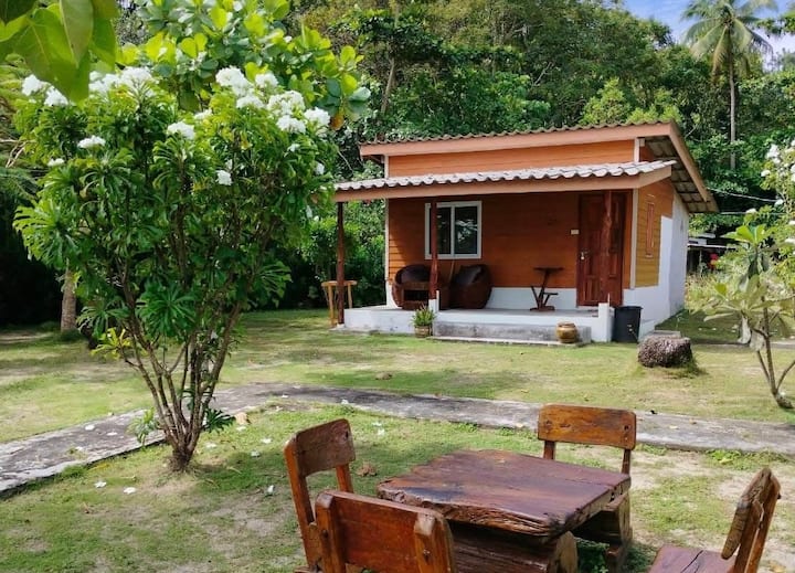 Koh Ngai Sea Food ห้องแอร์ใหญ่ - Changwat Krabi