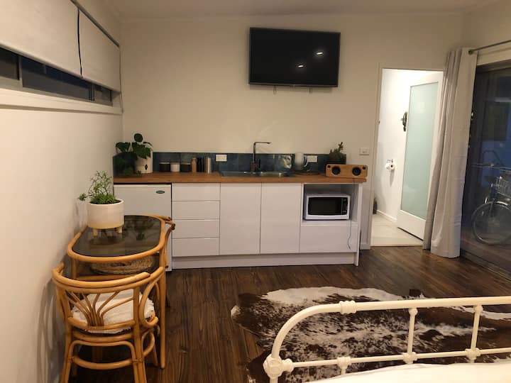 Coastal Studio Bungalow - Leopold