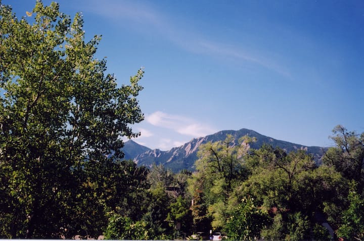Sunny Downtown Condo + Flatiron Views - Boulder, CO
