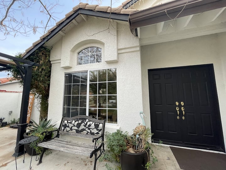 California Style And Comfort! - Corona, CA