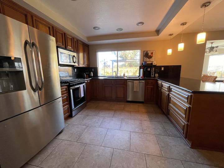 California Style And Comfort! - Corona, CA