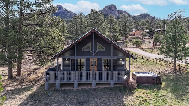 Alpenglow Cabin – Newly Renovated • Hot Tub - Estes Park, CO