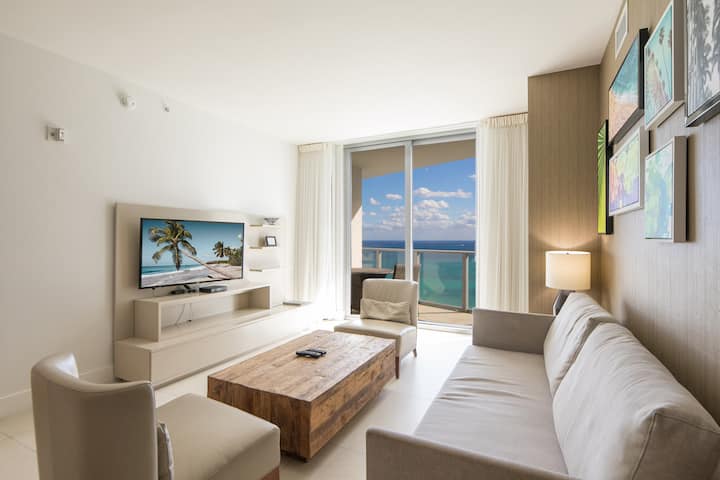 Lux Condo • 24th Floor Oceanfront 2405 - Hollywood, FL