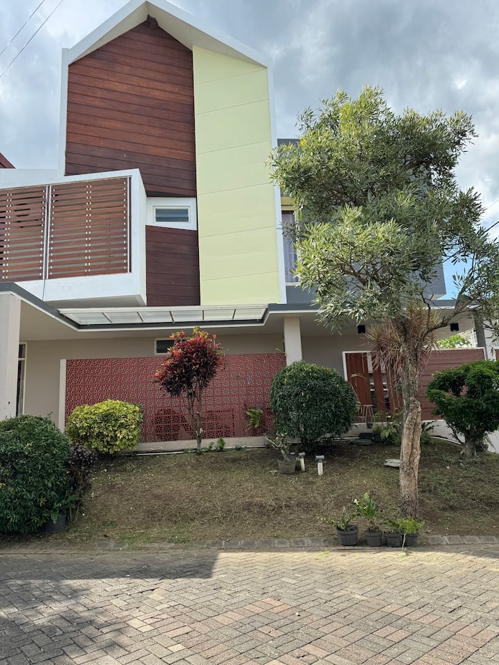 Guest House "Ah" - Malang