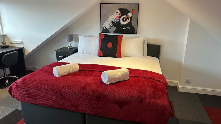 Gloucester: 4 Bed (Sleeps 8) • Garden • Stadium - Gloucester, UK