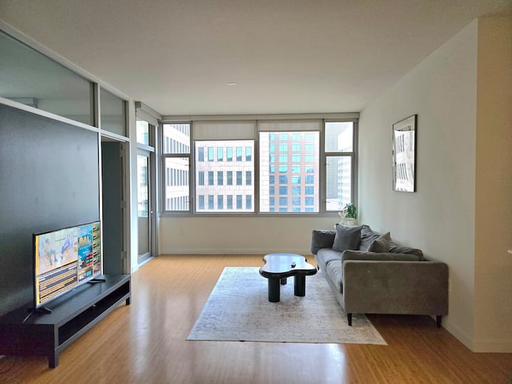 Modern 1b1b With Views & Balcony - Dallas, TX