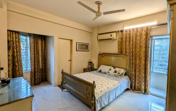 Cozy Ac Room With Attached Washroom & Hot Shower - Dhaka