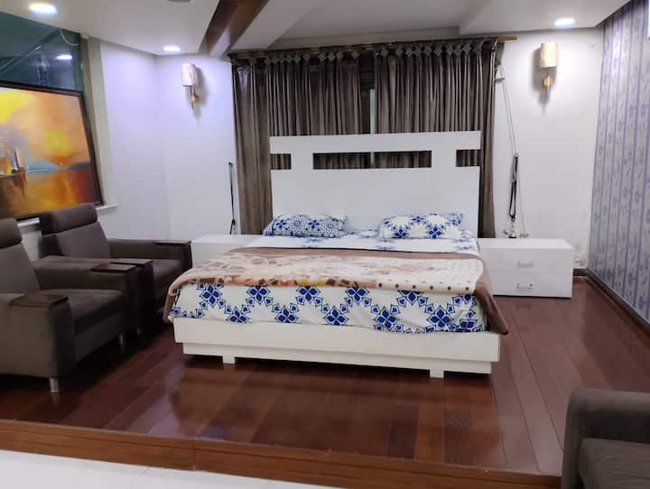 Spacious 5-bedroom Luxury Home - Lahore