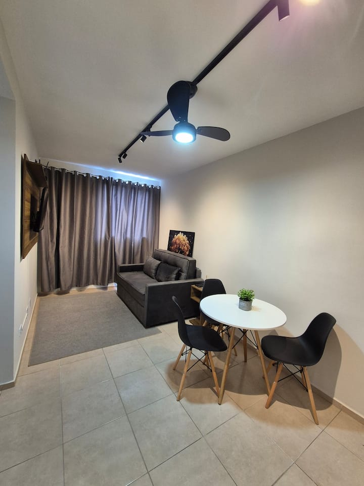 Apê 1 Quarto Com Ar, Garagem E Cozinha Completa. - Joinville