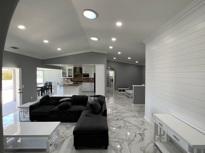 Modern Family Retreat:4bd W/pool - Hesperia, CA