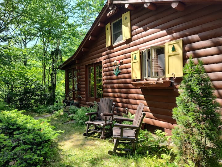 Grump's Riverbend Retreat-
Hike, Explore, Unwind. - New England