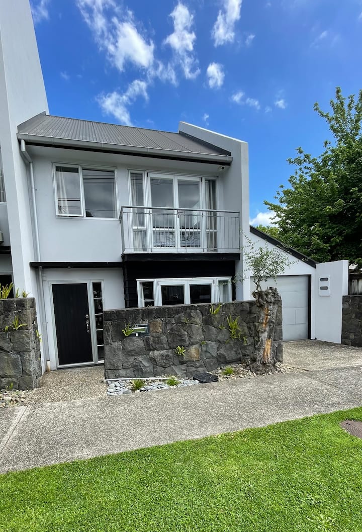 Parkside @ Kenneth • 3 Bedroom • 2 Bath • Parking - Auckland