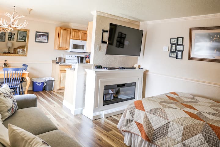 Yellowstone Gateway Deluxe 1 Bedroom Suite (#104) - Gardiner, MT