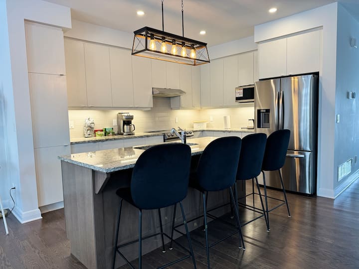 Beautiful Modern End Unit Townhome - Kanata