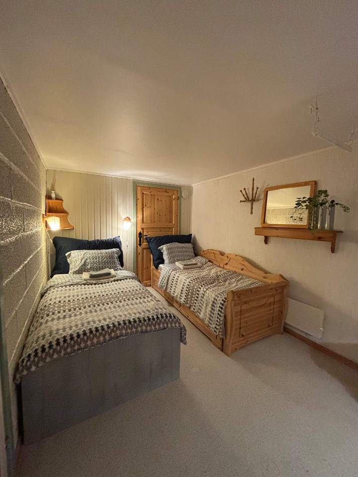 Private Room, Living Room, Bathroom & Entrance. - Tromsø