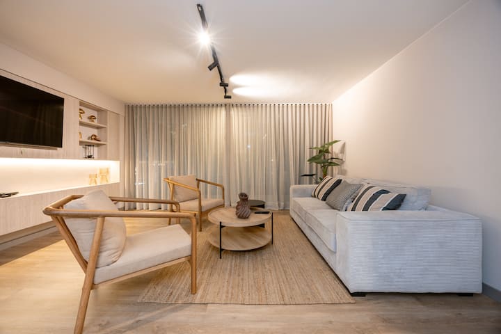 Walk To Nightlife & Cafés -Remodeled Apartment- Ac - Medellín
