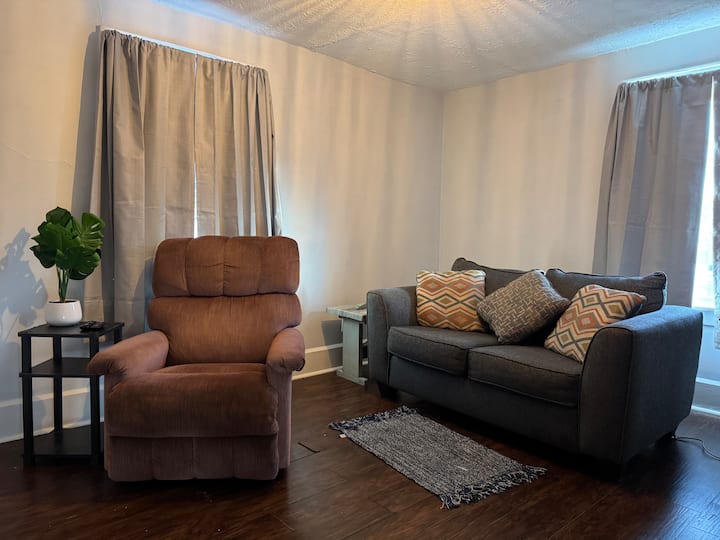 Quaint Upstairs Apartment! - Canton, OH