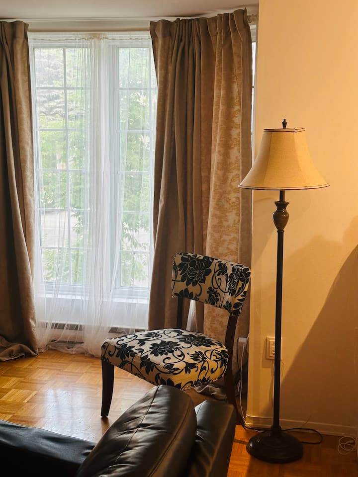 Cozy Five Bedroom House With Parking - Montreal