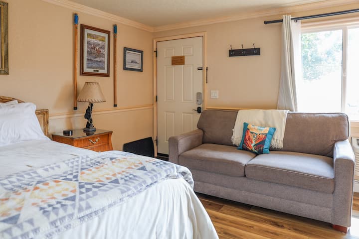Yellowstone Gateway Deluxe 1 Bedroom Suite (#105) - Gardiner, MT